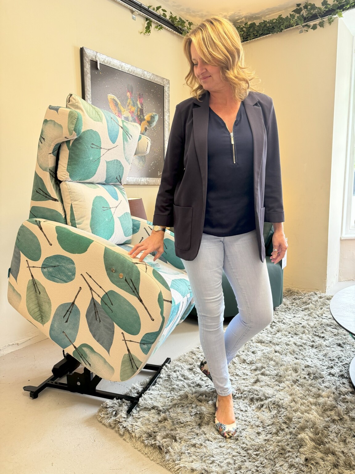 Fama Kim Rise Recliner Chair - miastanza.co.uk